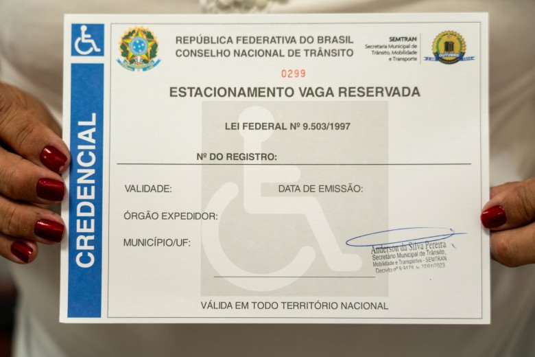Idosos e pessoas com deficiência (PcD) podem solicitar a credencial ...